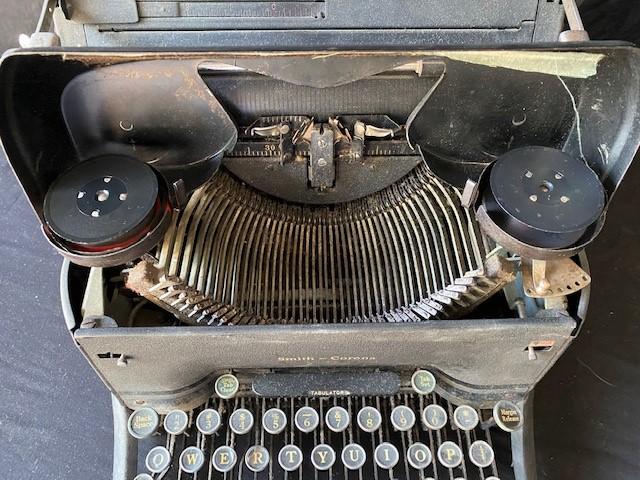 LOT#L83: Vintage Smith-Corona Superspeed Typewriter | EstateSales.org