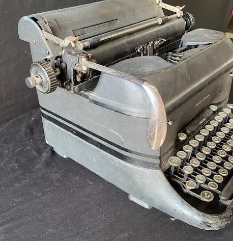 LOT#L83: Vintage Smith-Corona Superspeed Typewriter | EstateSales.org