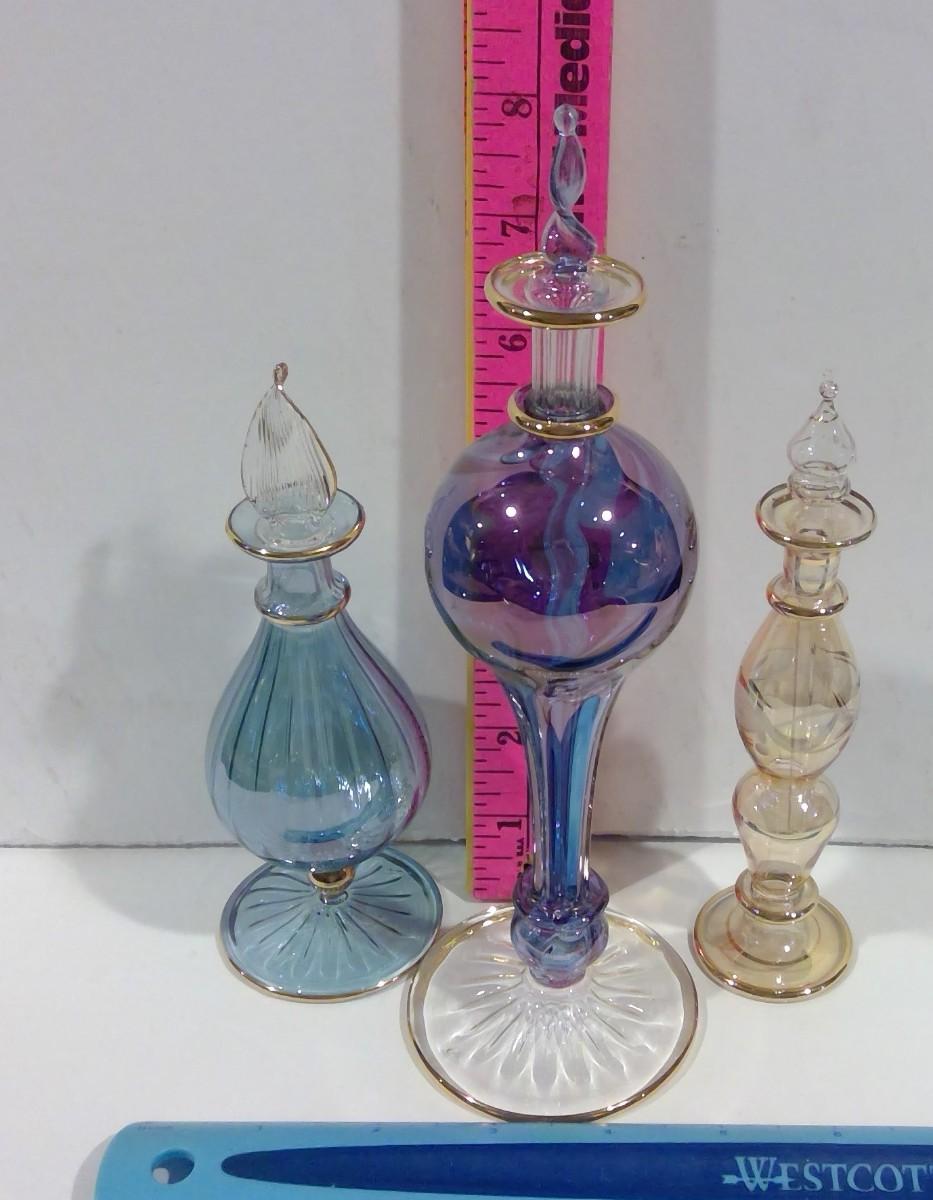 Decorative perfume bottle trio | EstateSales.org