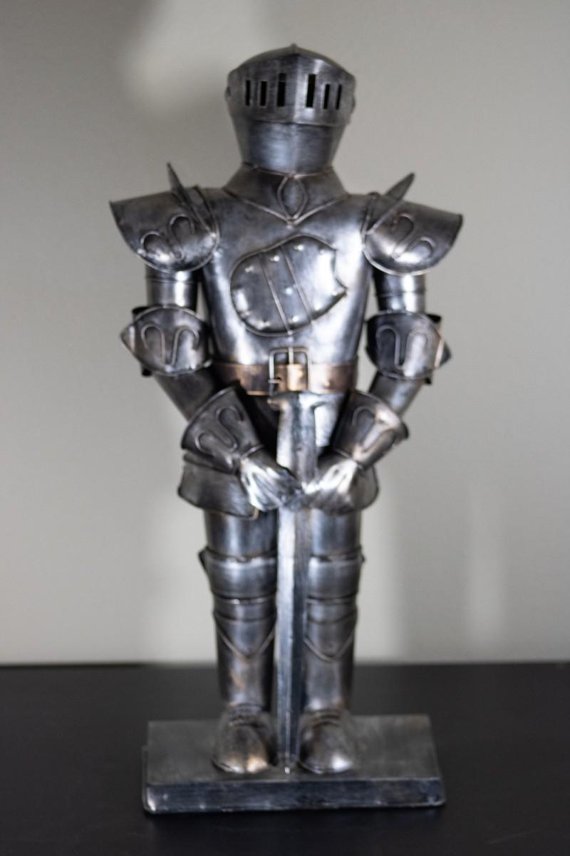 Knight Statue | EstateSales.org