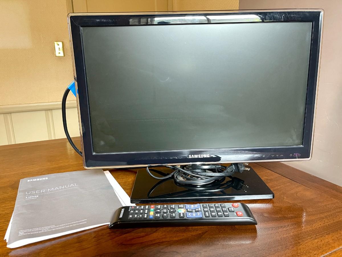 Lot 443 Samsung Model UN19D4000ND 19" Smart TV Oct 2011 w/Remote ...