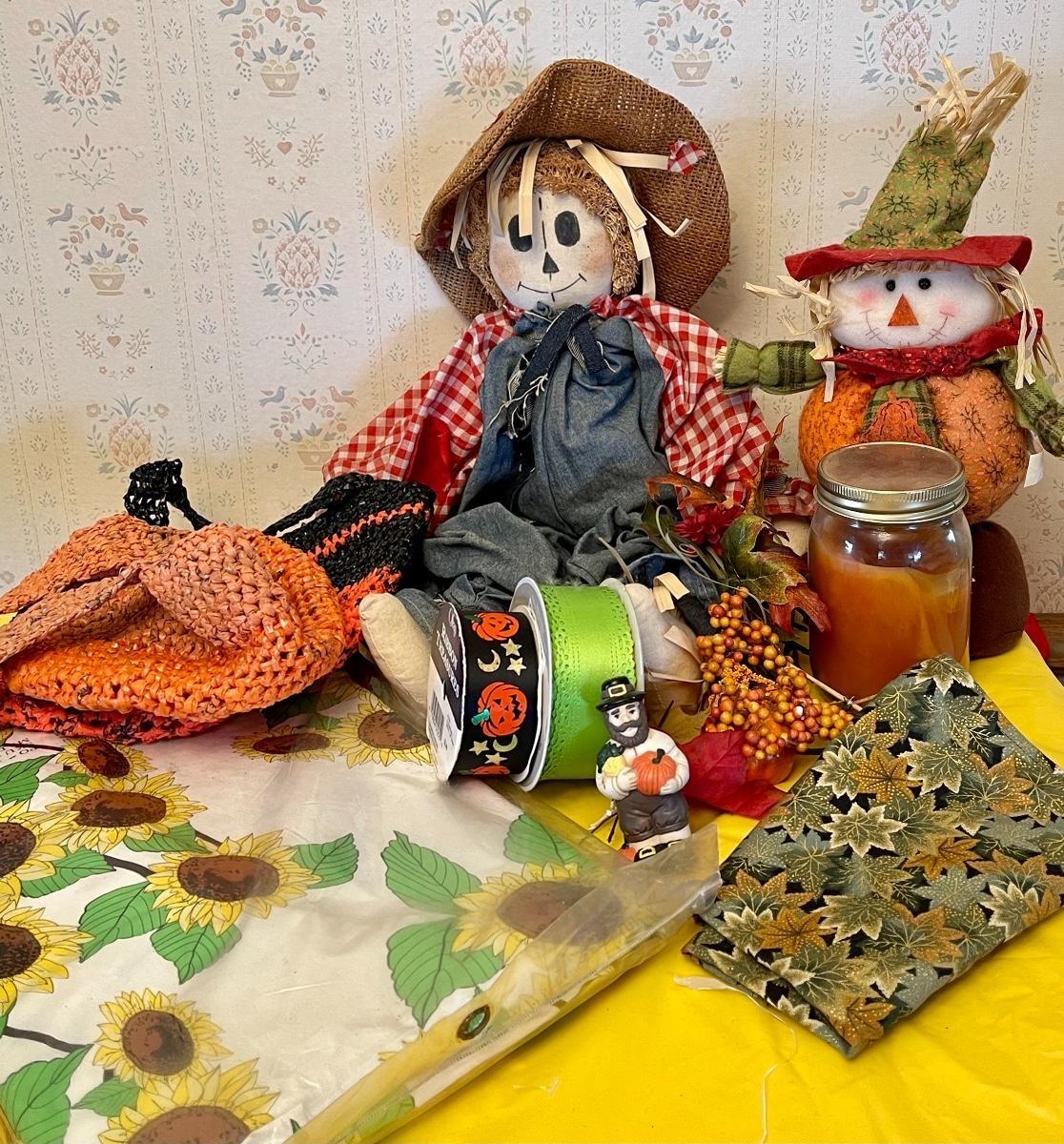 Fall lot season decor for the table | EstateSales.org