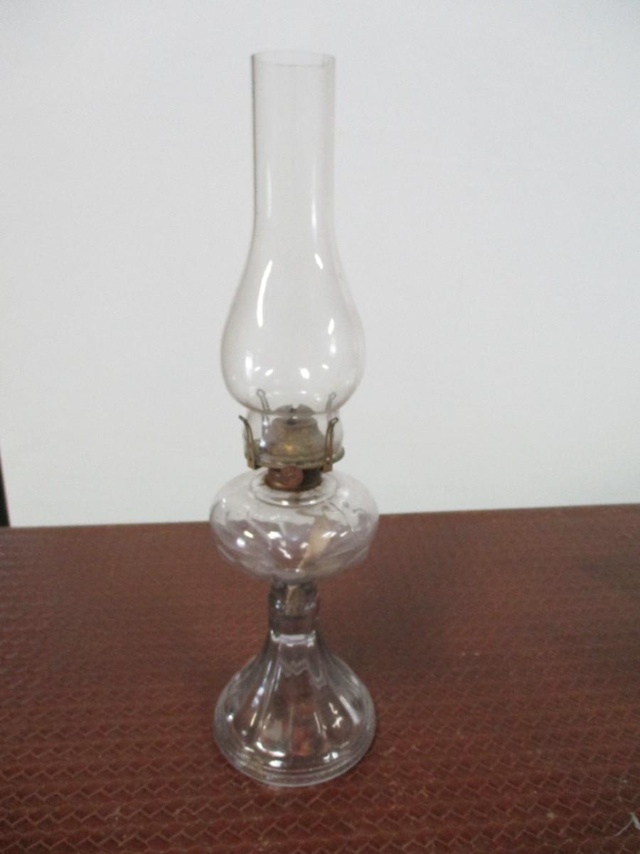Lot 42 - Clear Glass Table Oil Lamp | EstateSales.org