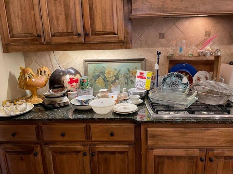 Lot 10: Miscellaneous kitchen items | EstateSales.org