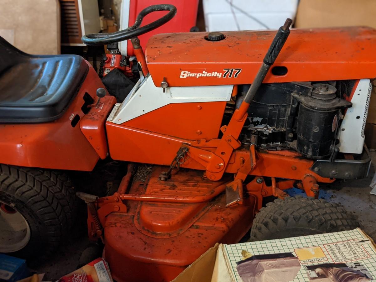 Simplicity 717, yep, another work horse | EstateSales.org