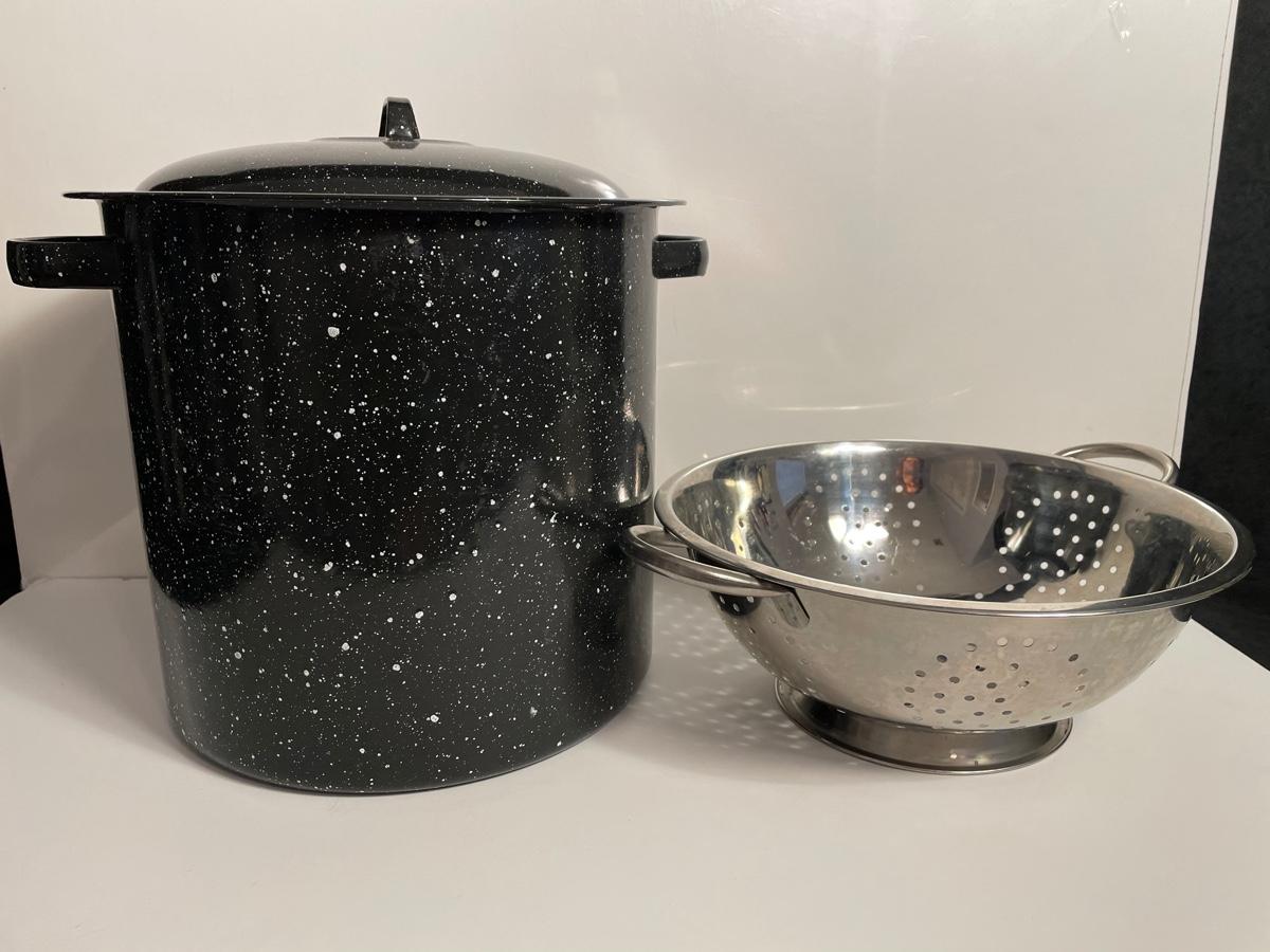 Lot 19 Large Pot and colander | EstateSales.org