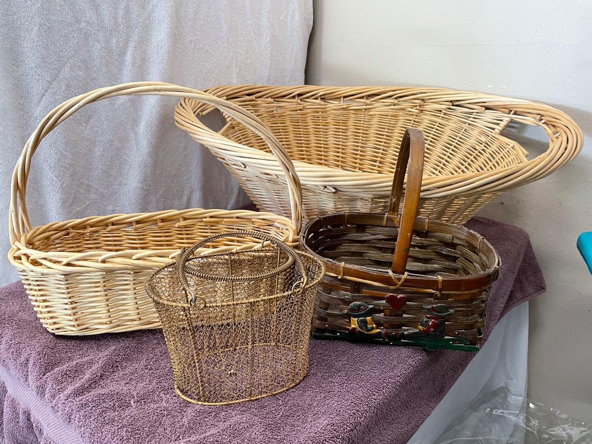 Lot 377 4 Baskets | EstateSales.org