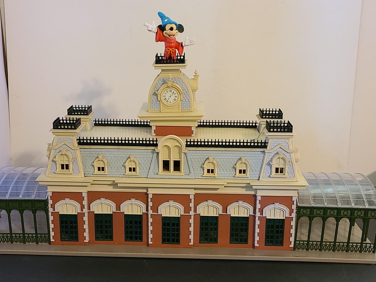 Lot 147: Walt Disney RR Mainstreet Station HO Scale Display ...