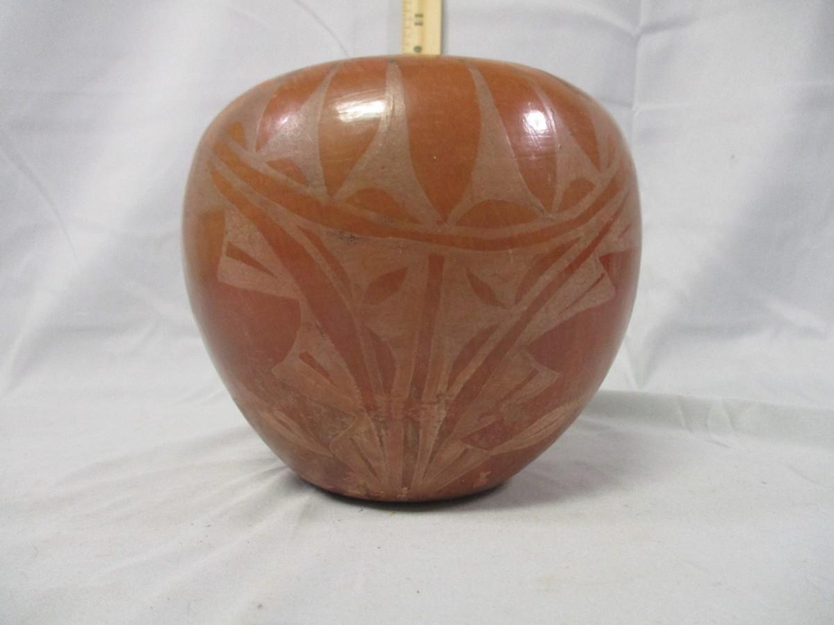 Lot 76 - Native American Style Terra Cotta Bowl | EstateSales.org