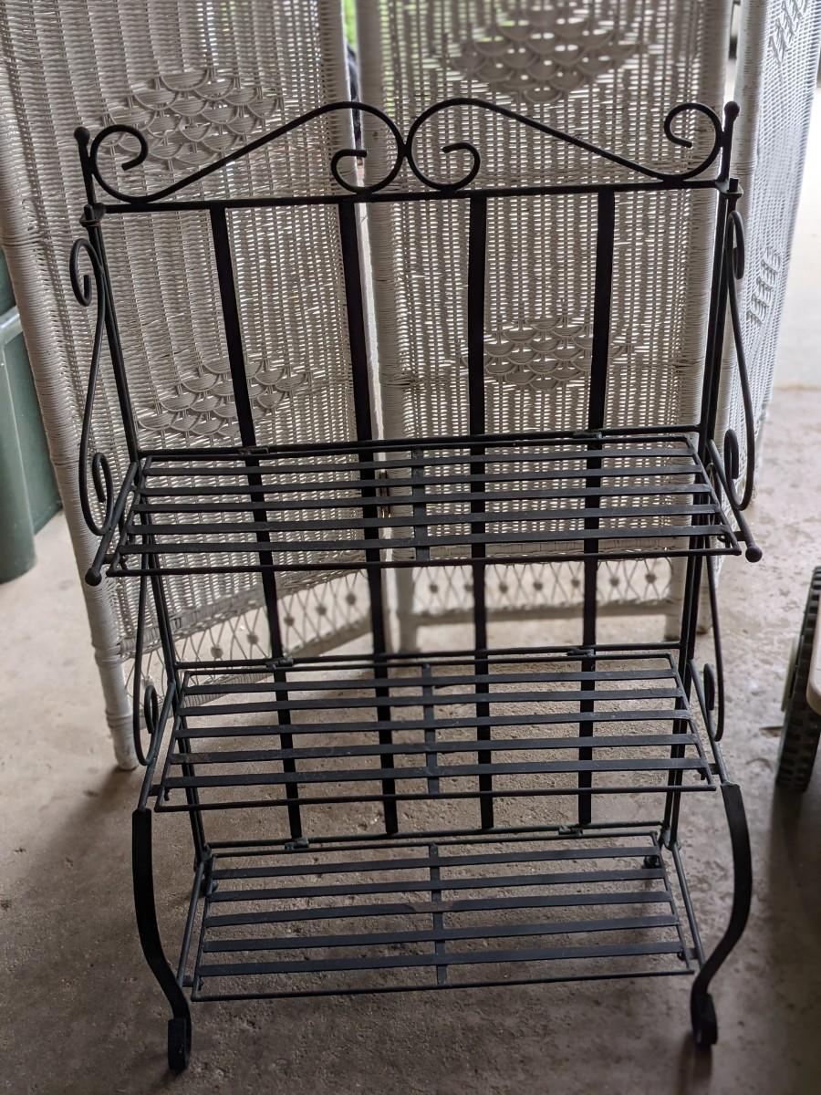 Heavy metal collapsing plant stand | EstateSales.org