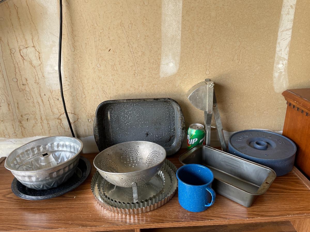 #436 Old Timey Antique Tin Kitchenware Lot of 10 | EstateSales.org