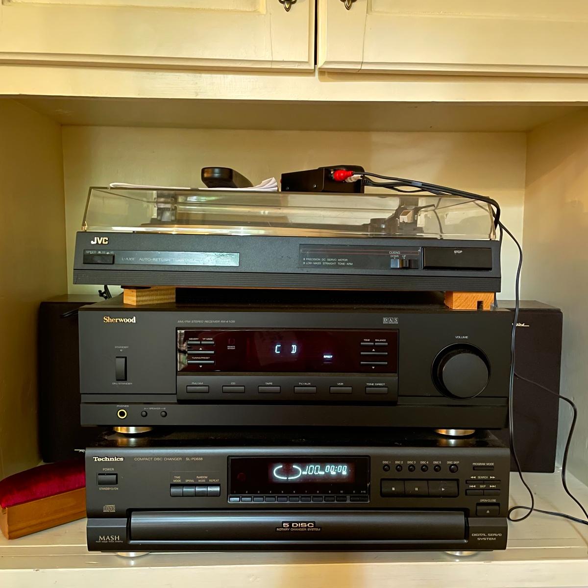 Lot 269 - Turntable, Stereo System w/ Speakers | EstateSales.org