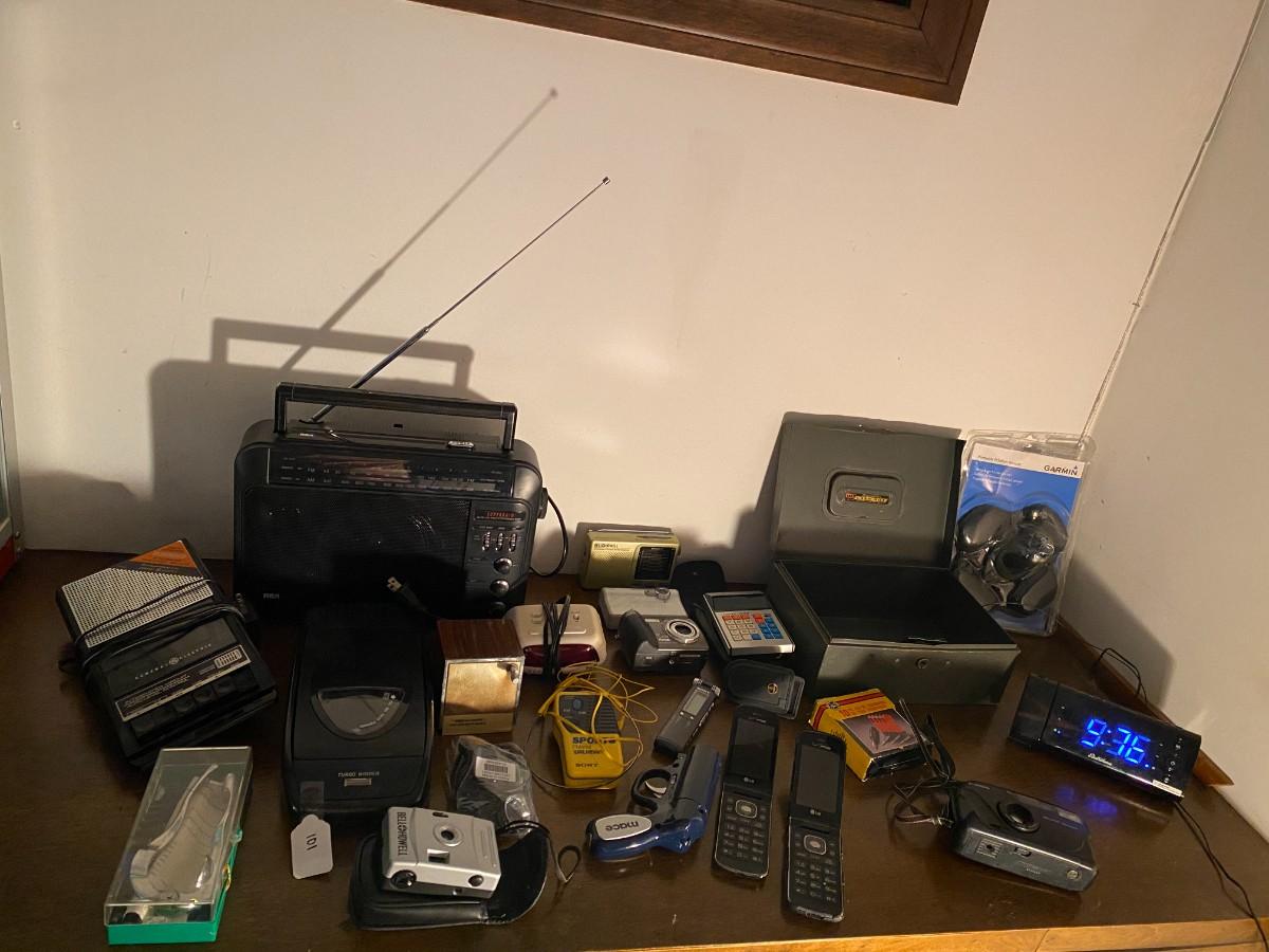 Misc Electronic and Cellphone Lot | EstateSales.org