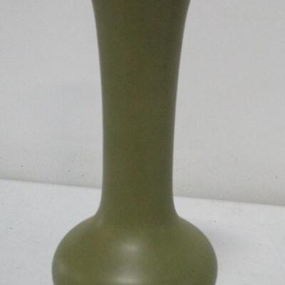 Lot 29 - Floraline USA Pottery Vase - 403 | EstateSales.org