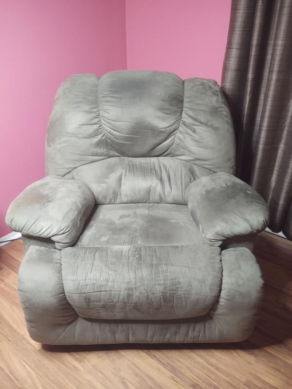 32 - Ashley Recliner 7528 | EstateSales.org