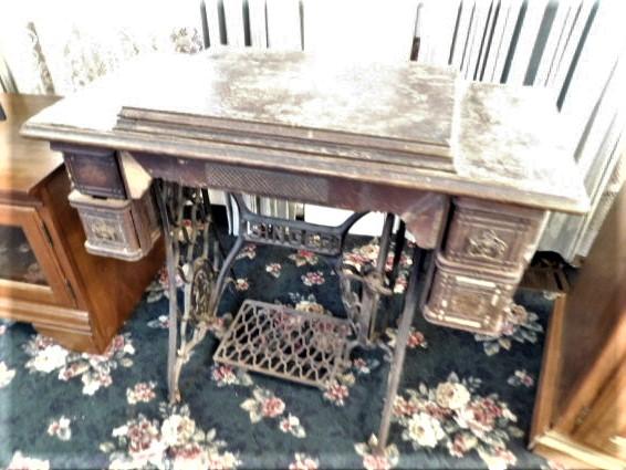 Antique Singer Treadle Sewing Machine and Cabinet | EstateSales.org