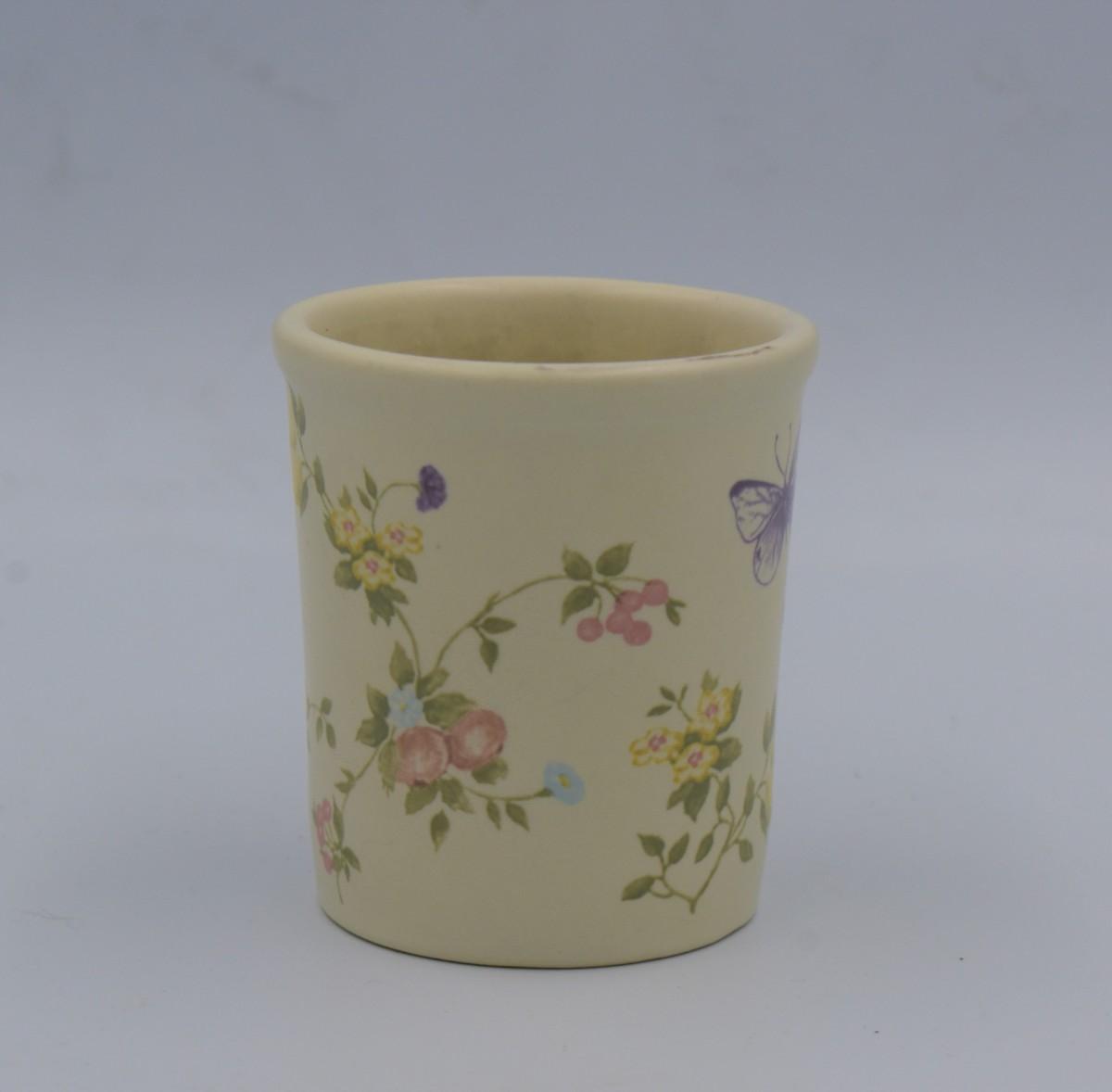 Beige Toothpick Holder | EstateSales.org