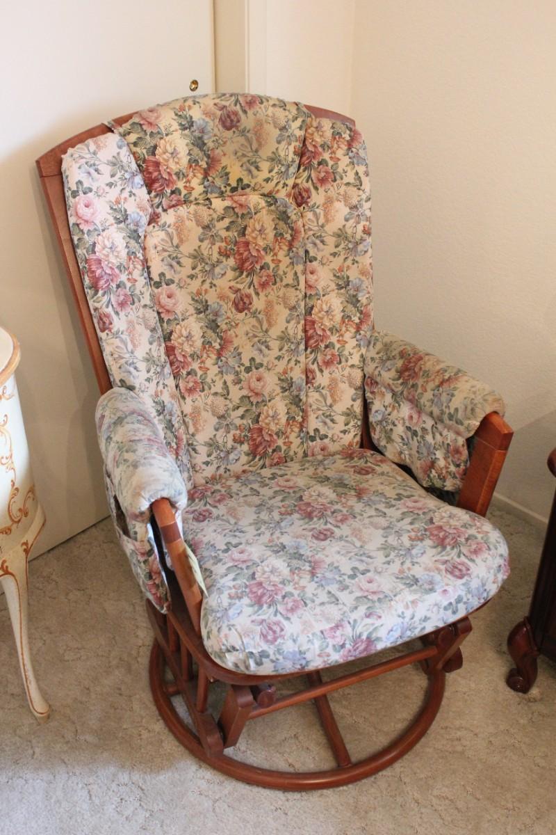 Lot 76 Floral Glider/Rocking Chair | EstateSales.org
