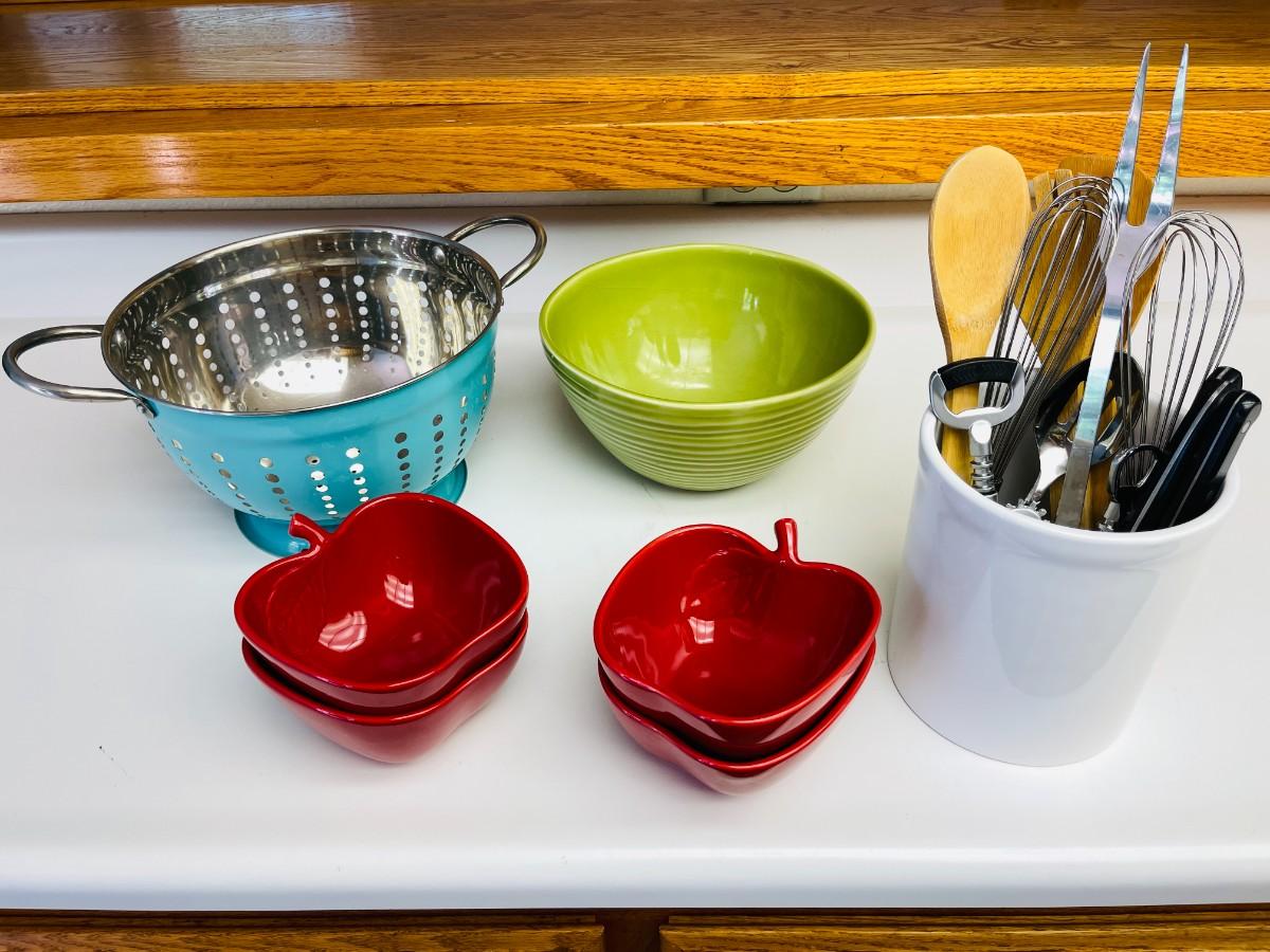 LOT 33 GROUP OF KITCHEN ITEMS UTENSILS & MISC. | EstateSales.org