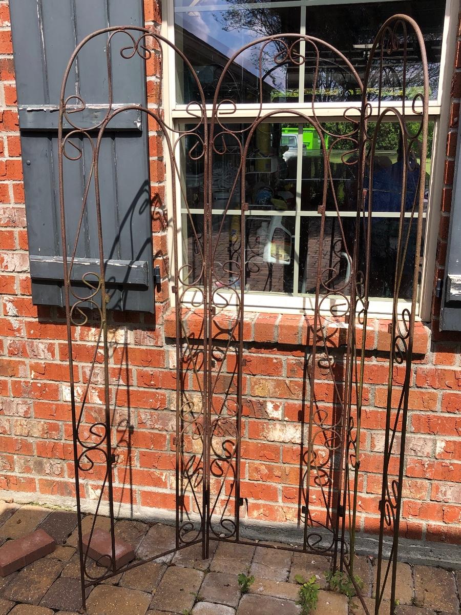 Outdoor vine rack | EstateSales.org