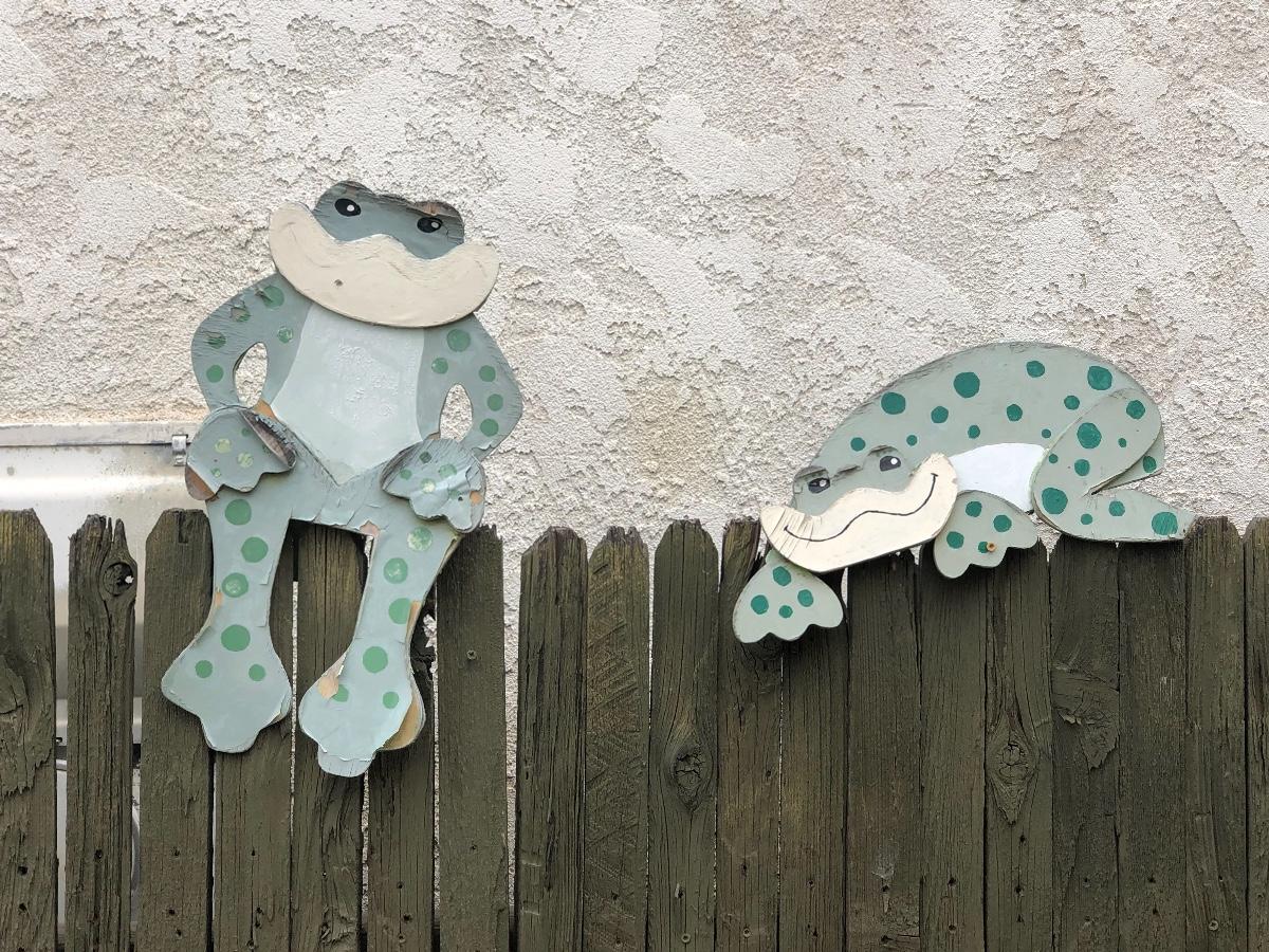 Fence Sitting Frogs Garden Yard Art | EstateSales.org