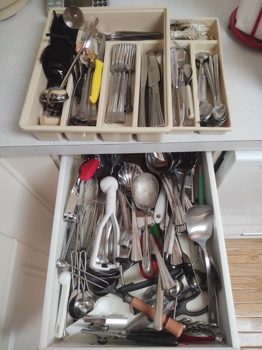 145 - Drawer Contents | EstateSales.org