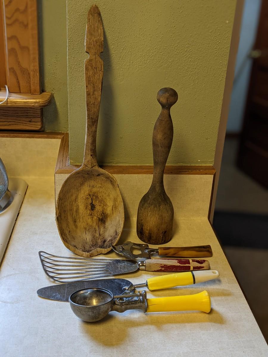 Vintage Kitchen Wares | EstateSales.org