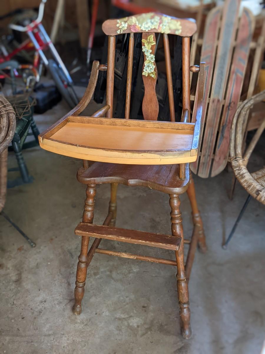 Cute Vintage High Chair | EstateSales.org
