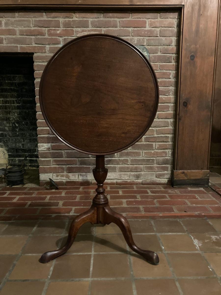 Round tilt top table | EstateSales.org