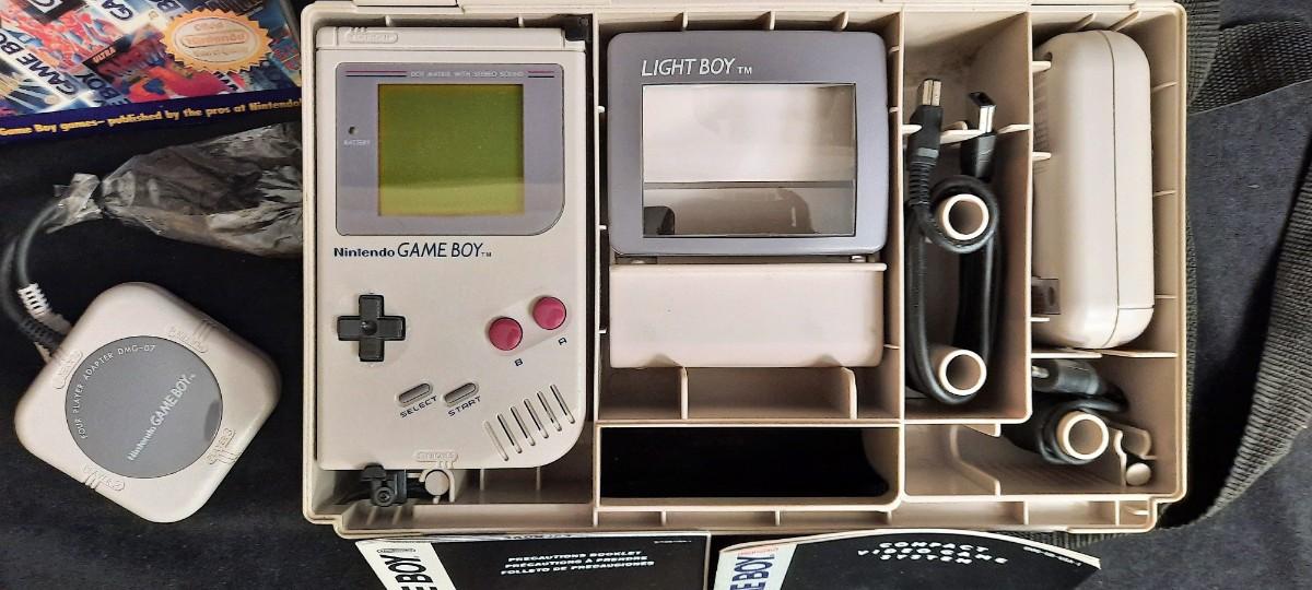 Lot 318 Game Boy ASCII Carry-All DLX, Gameboy Nintendo Player's Guide ...