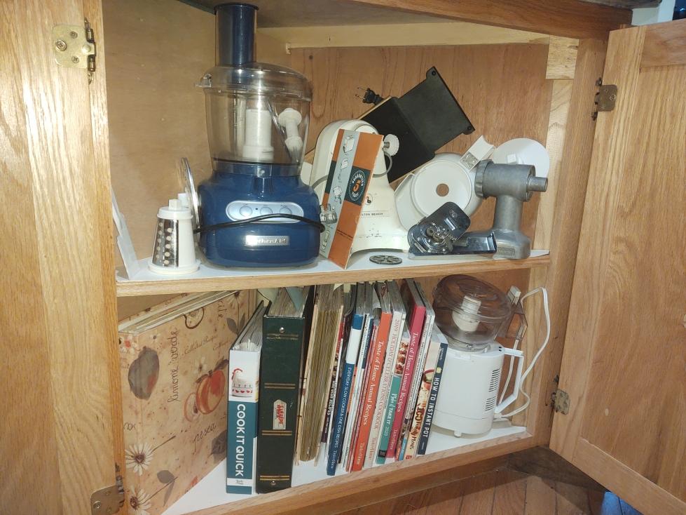 Cabinet Contents | EstateSales.org