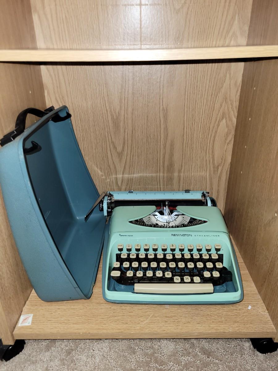 Vintage Remington Streamliner Sperry Rand Typewriter | EstateSales.org