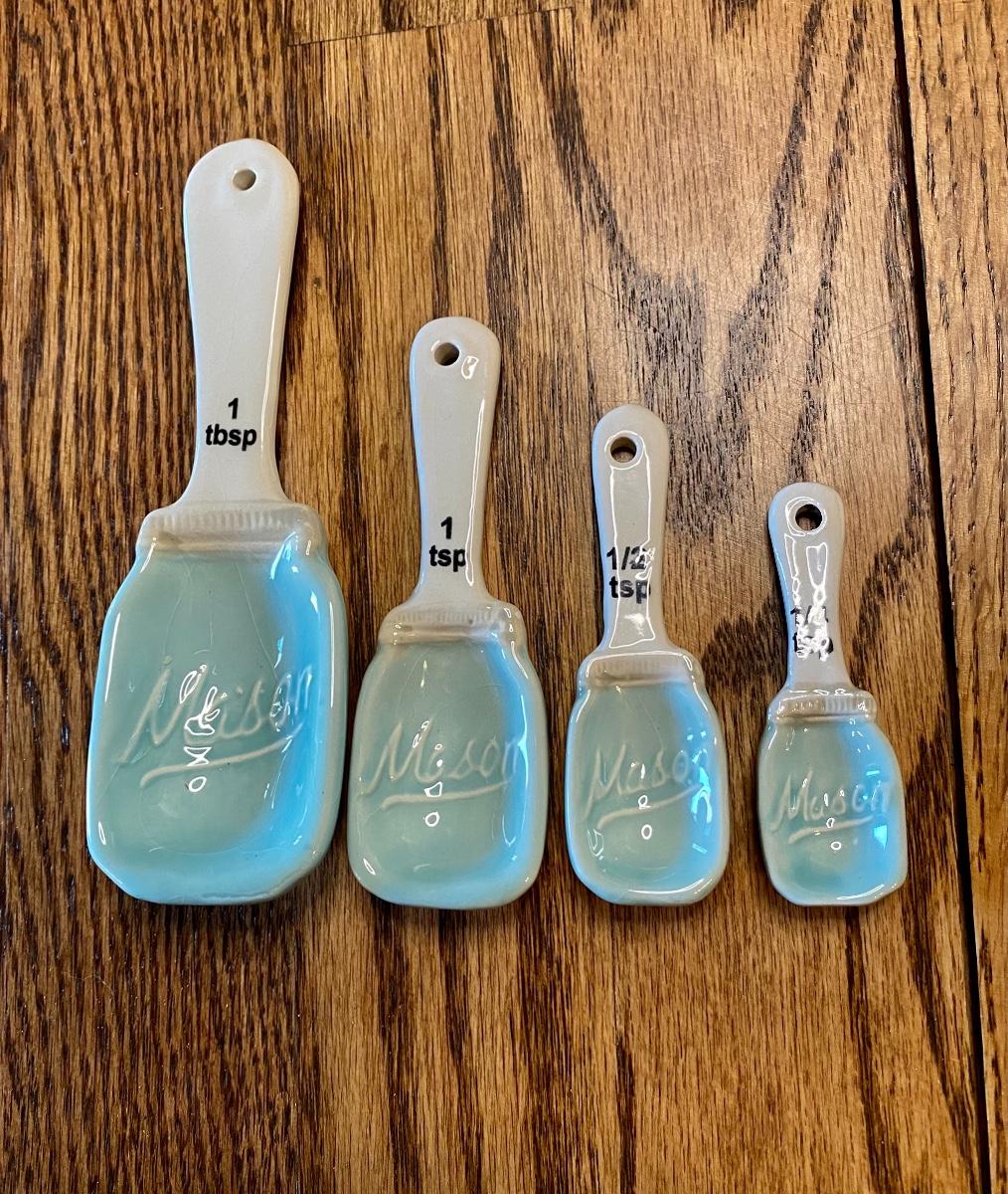 Blue mason jar measuring spoons | EstateSales.org