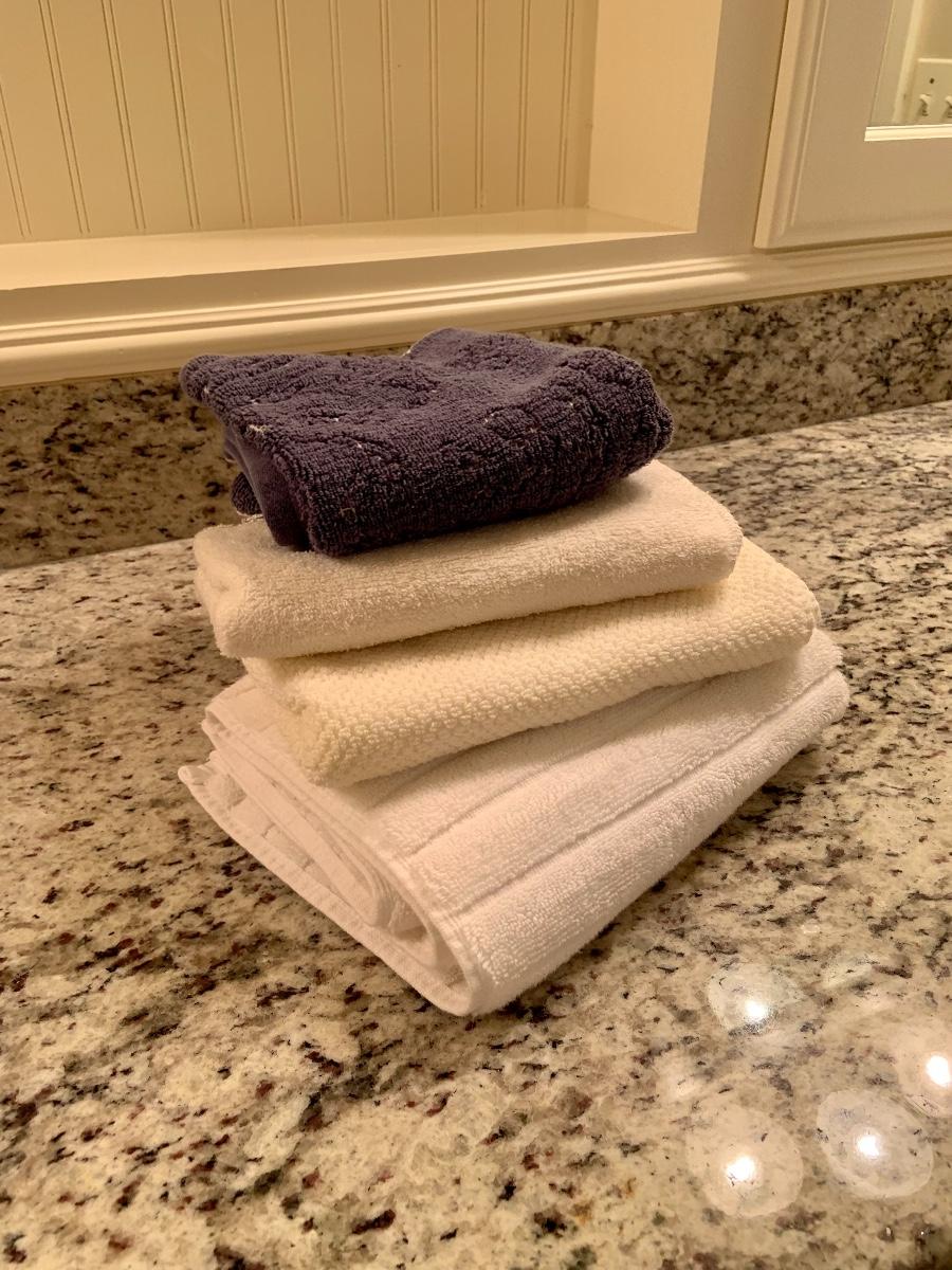 Assorted wash rags and hand towel | EstateSales.org