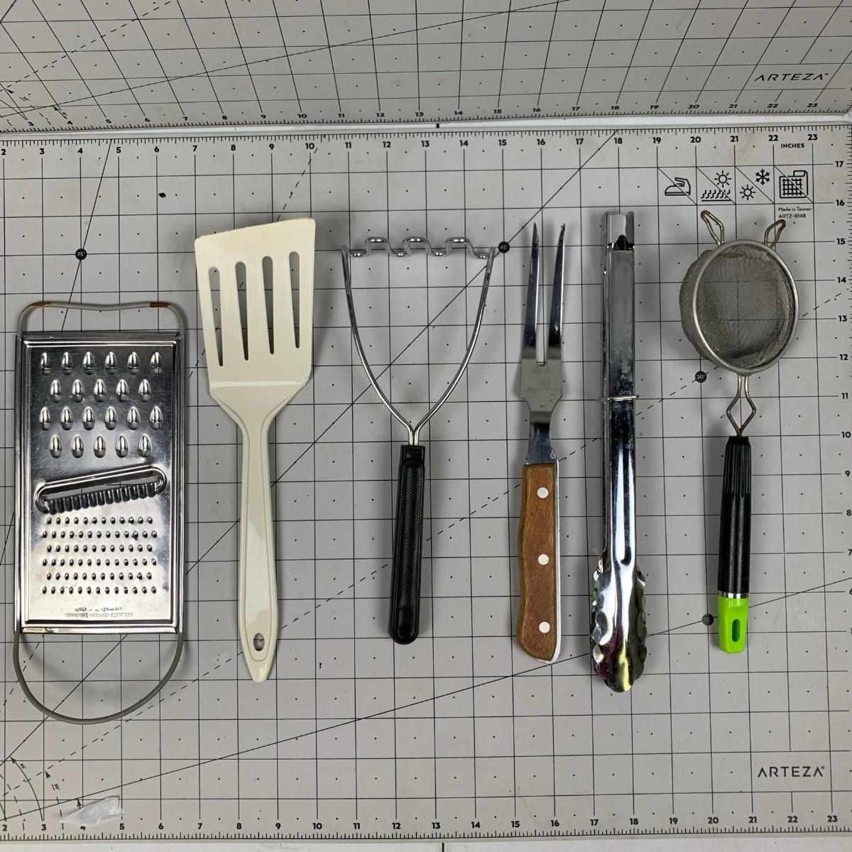 #32 Grater & Utensils | EstateSales.org