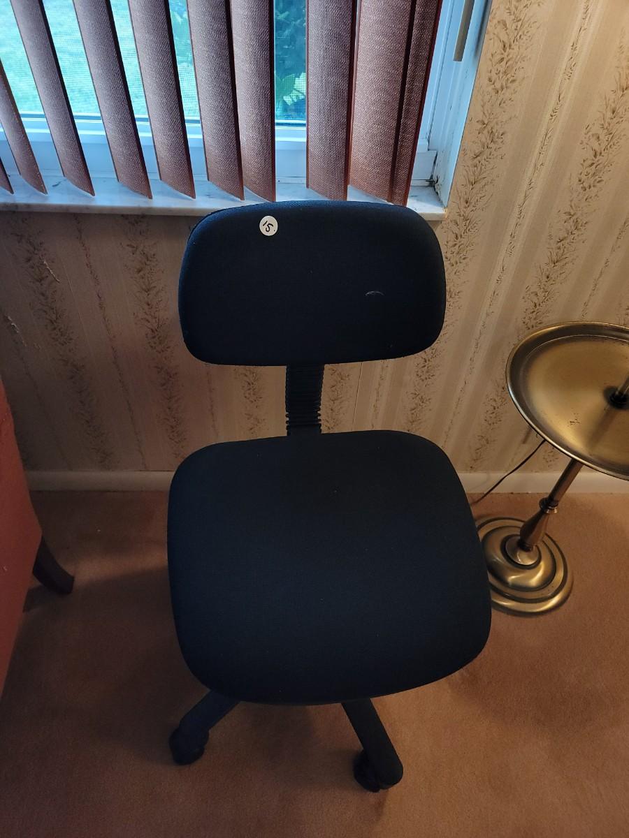 Small office chair | EstateSales.org