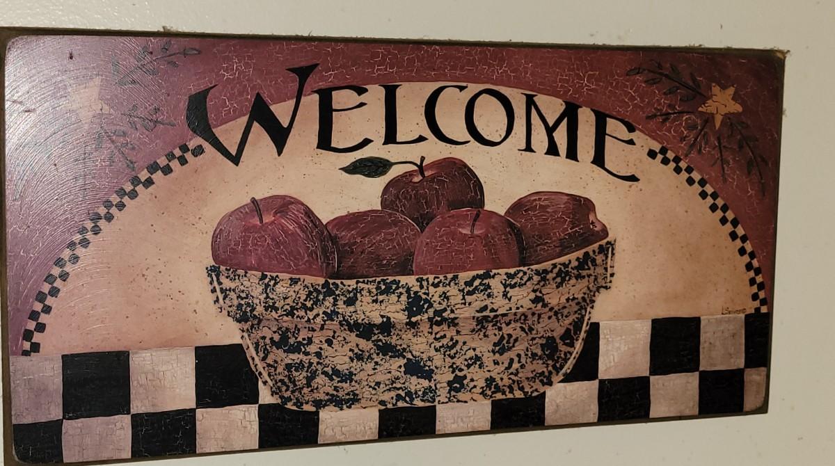 Apple Themed Welcome Sign | EstateSales.org