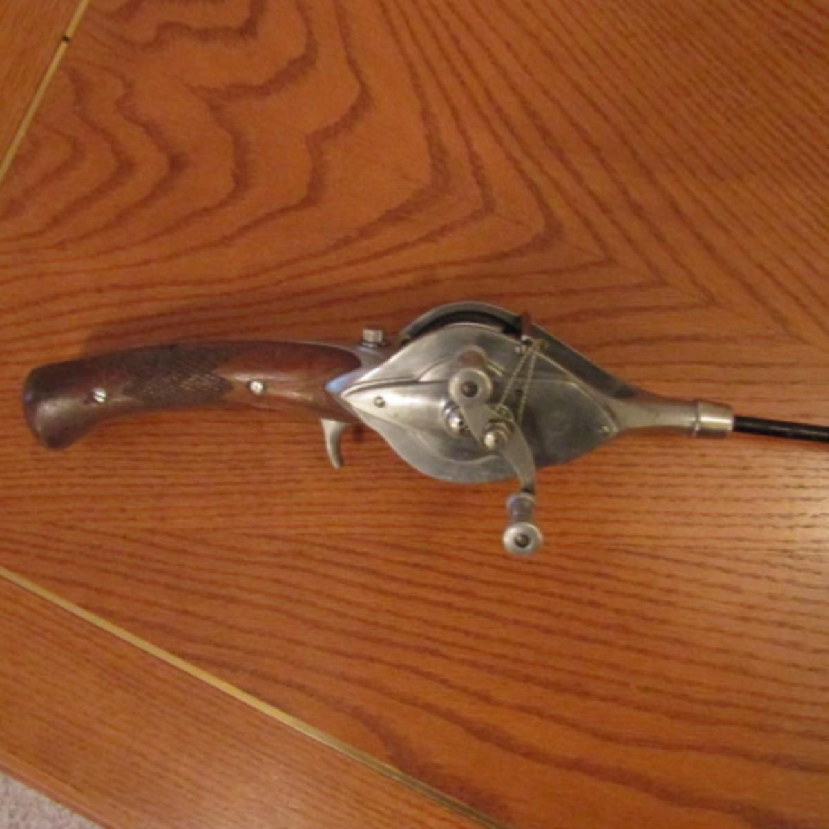 LOT 24 ANTIQUE? HURD SUPER CASTER AND METAL ROD LOT 24 ANTIQUE? HURD SUPER CASTER AND METAL ROD