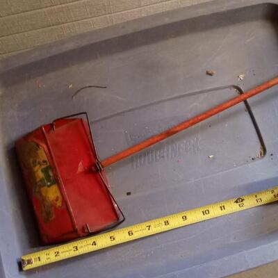 LOT 68 OLD TOY DUST PAN | EstateSales.org