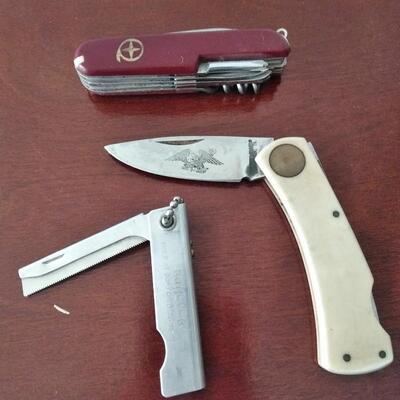 LOT 131 BOT COMB AND 2 POCKET KNIVES | EstateSales.org