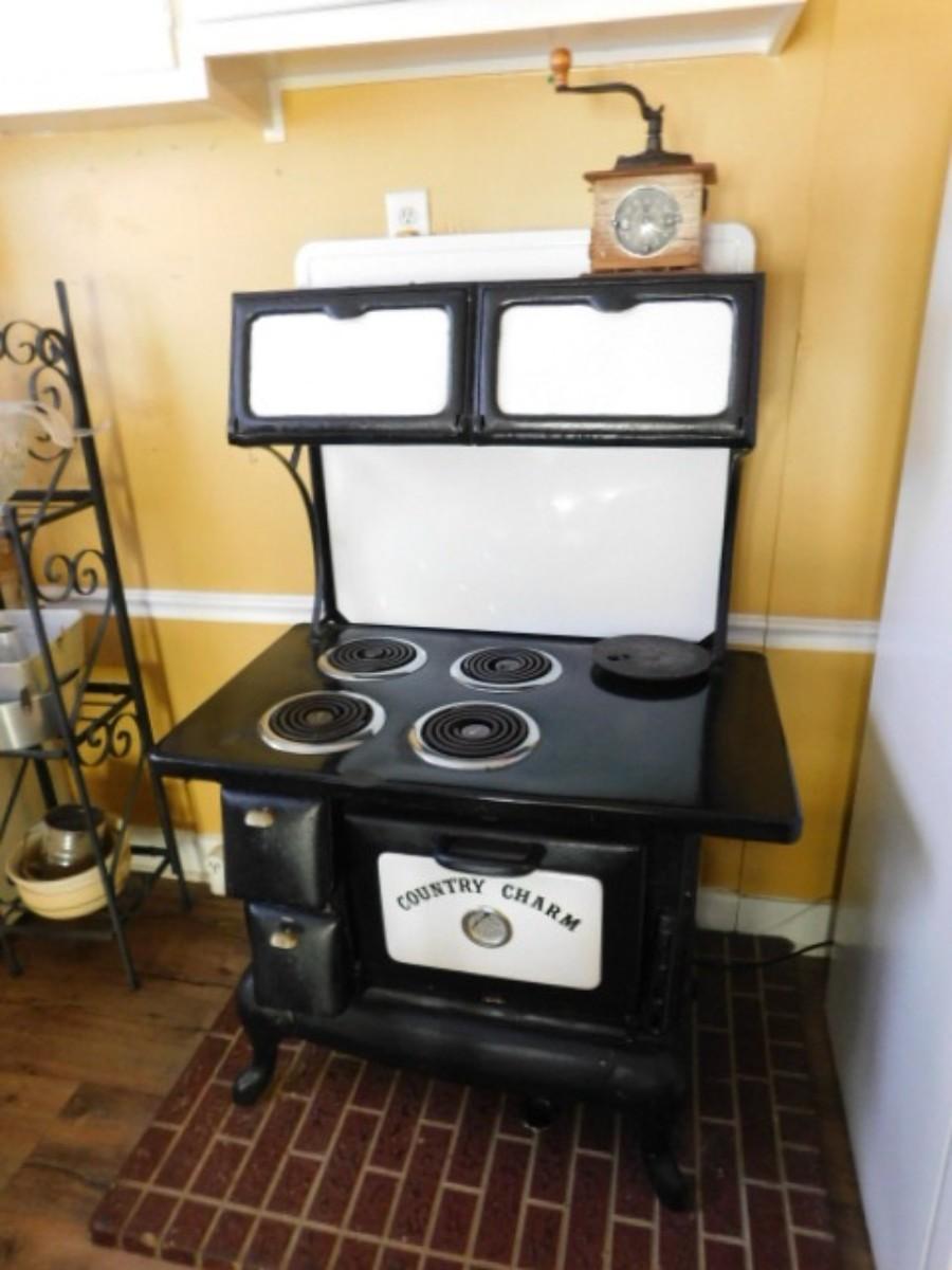 Vintage Country Charm Electric Range | EstateSales.org Vintage Country Charm Electric Range | EstateSales.org