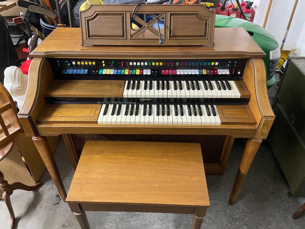 Lowry organ | EstateSales.org