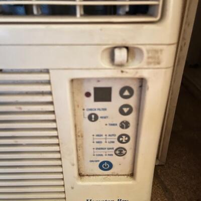 Hampton Bay Window A/C Unit (LR-MG) | EstateSales.org