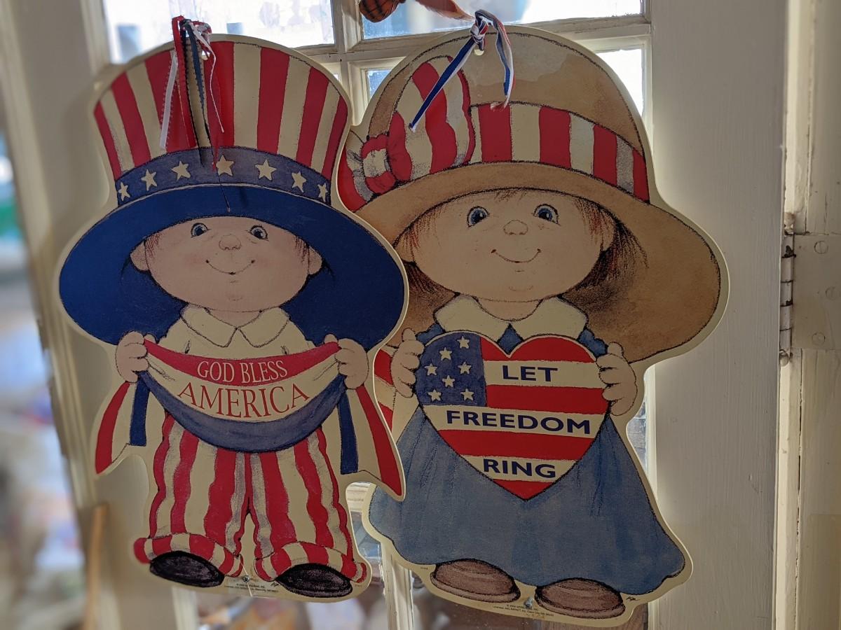 Vintage Set of Metal 4th of July Displays | EstateSales.org