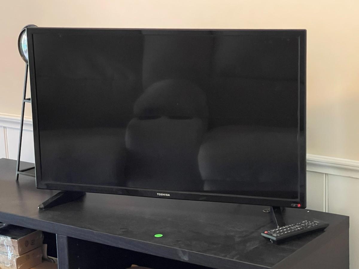 Lot 33 Toshiba 32" Flat Screen TV w/Remote | EstateSales.org