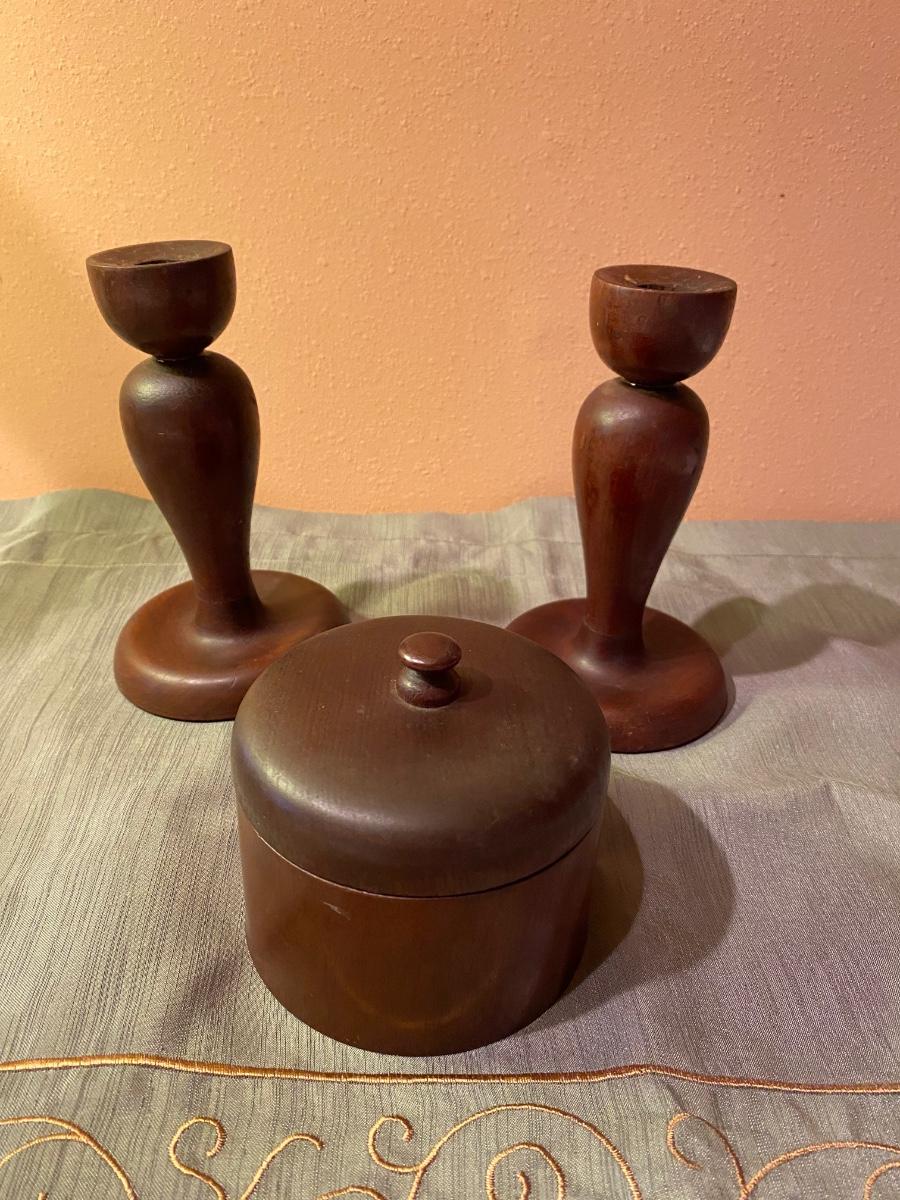 Vintage wooden lot | EstateSales.org