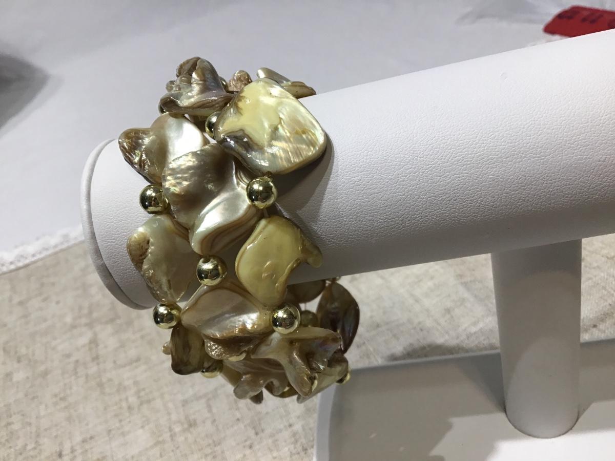 Vintage Shell Bracelet Gold Accent Beads | EstateSales.org