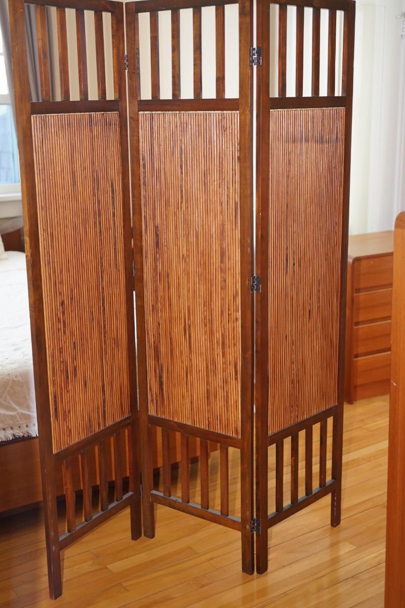 WOOD DRESSING SCREEN W/ BAMBOO FINISH ON THE PANELS | EstateSales.org