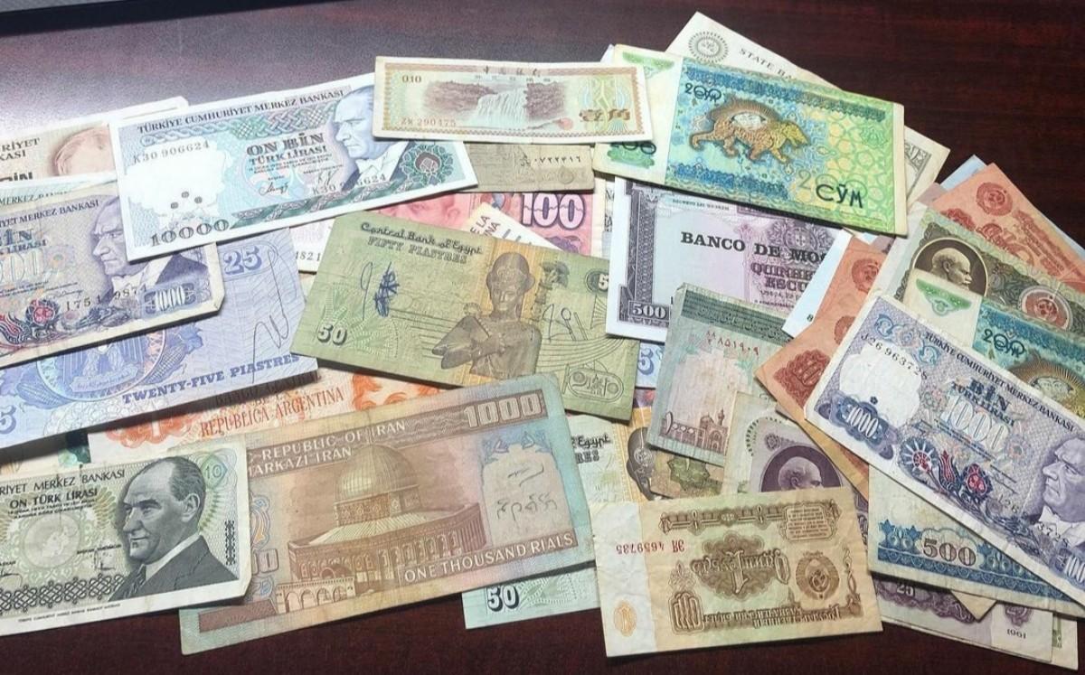 100 Pieces Assorted Foreign Currency Lot No Duplicates | EstateSales.org
