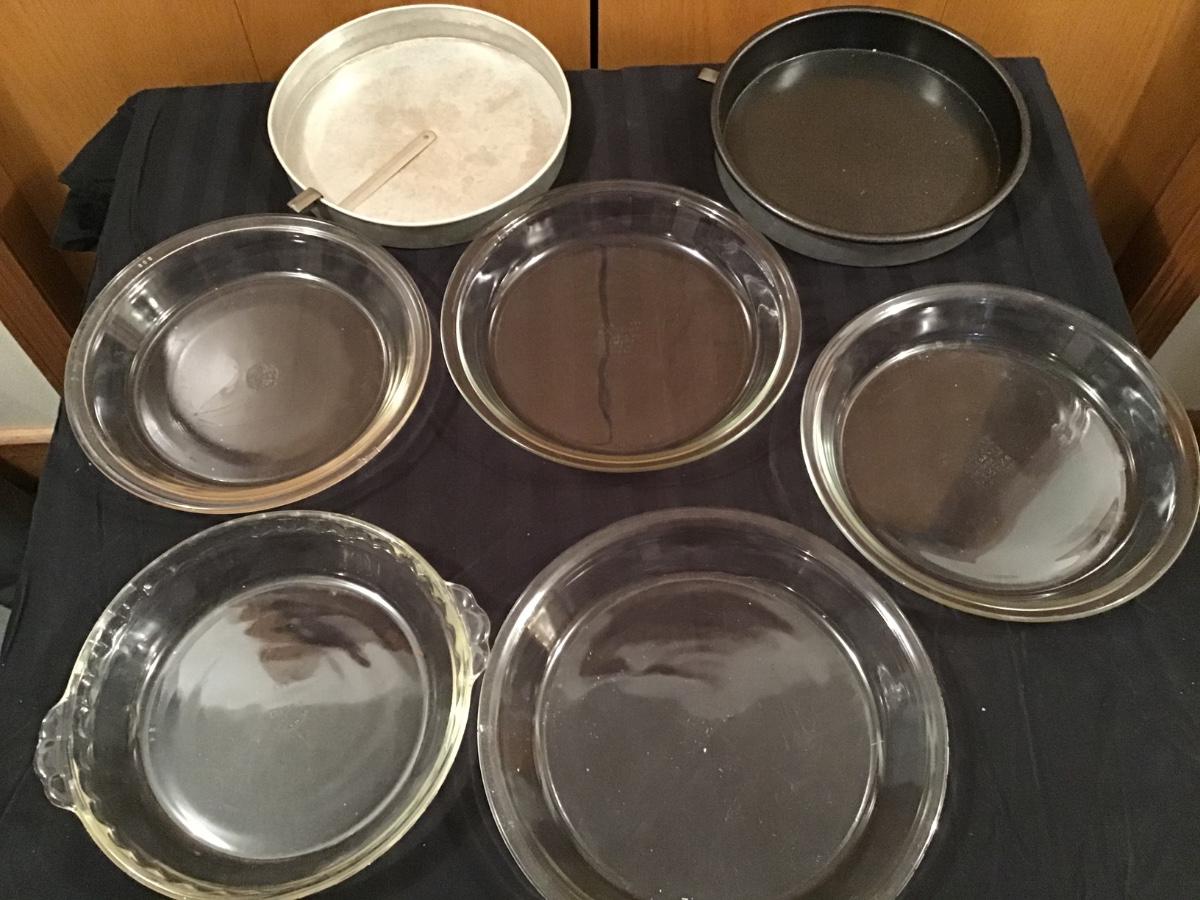 69 - 5 Pyrex glass pie dishes & 2 round cake pans | EstateSales.org